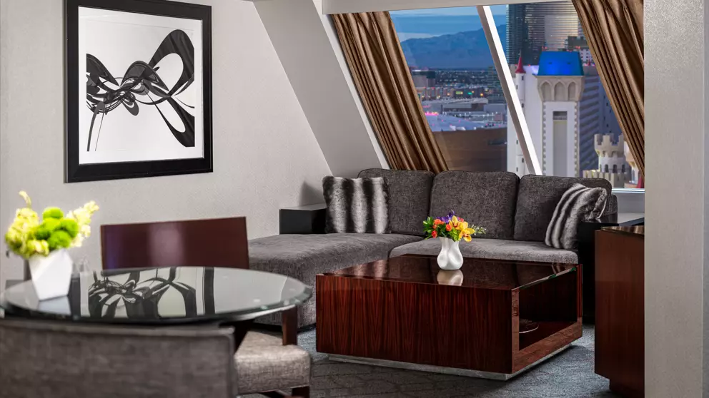 Pyramid Corner King Suite